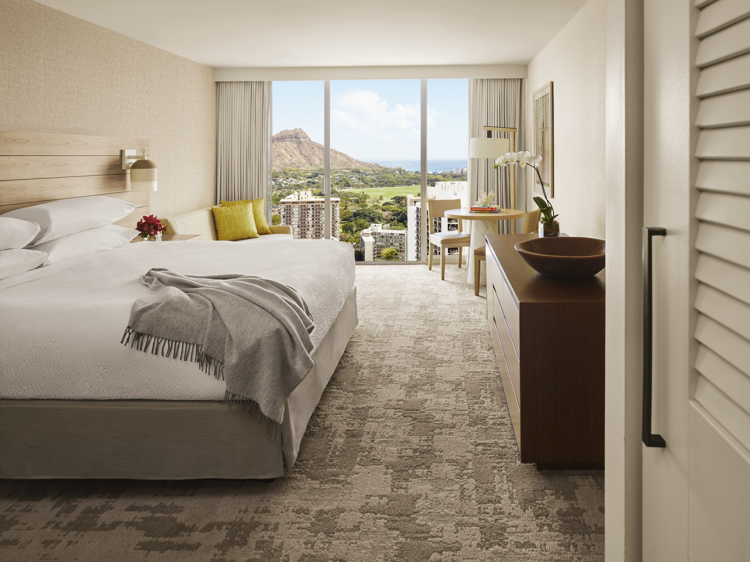 Alohilani Resort Waikiki Beach: A Tropical Getaway - Luxe Beat Magazine